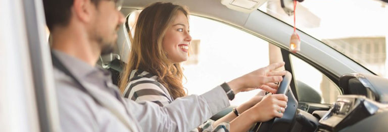 Découvrez les bases de la conduite en voiture.